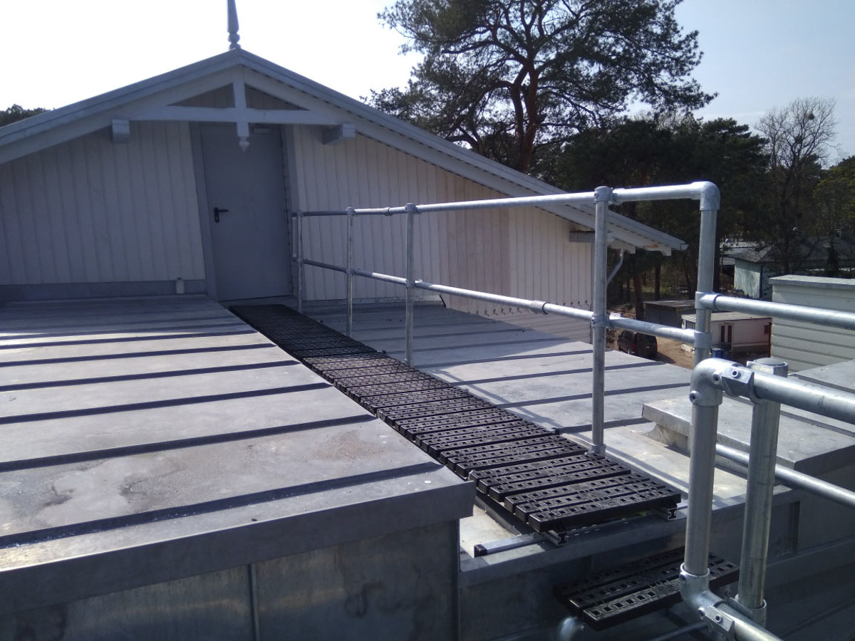 Kee Walk® Roof Walkway with Integrated Guardrail - Kee Safety