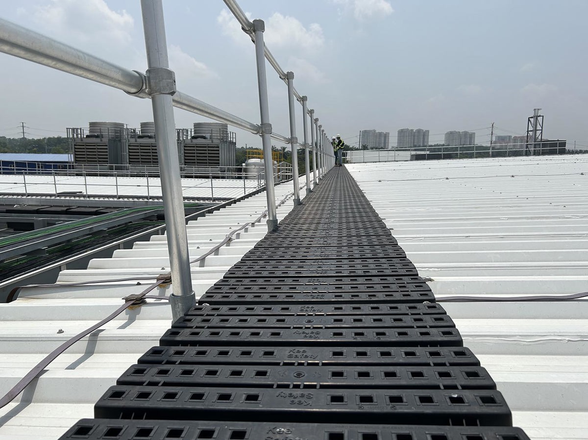 Kee Walk® Roof Walkway with Integrated Guardrail - Kee Safety